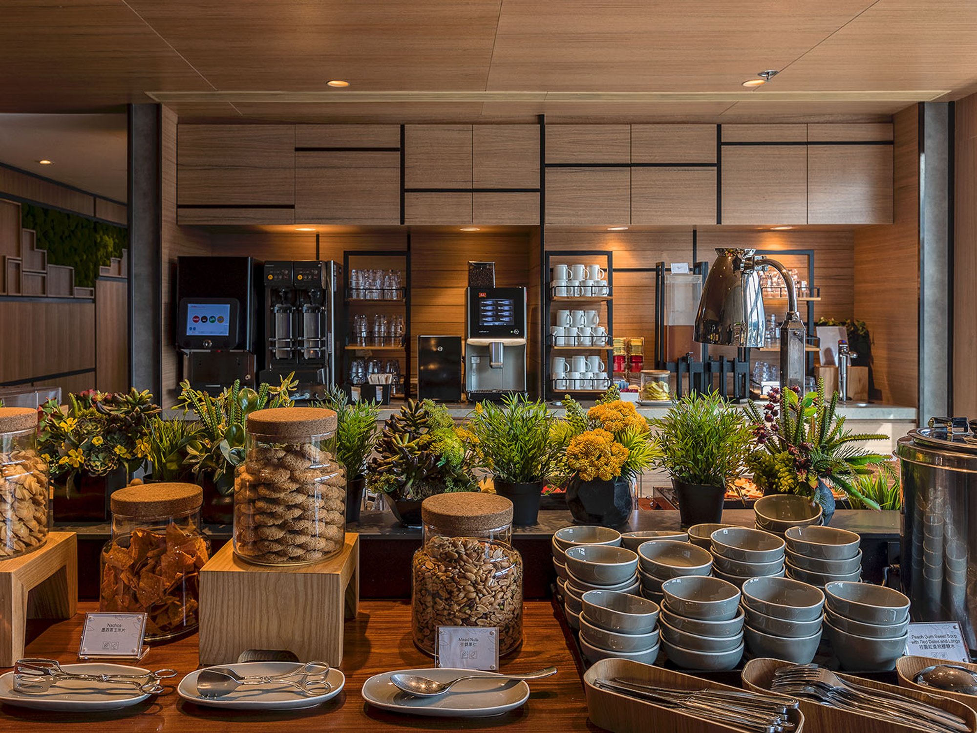 Plaza Premium Lounge (Gate 35) at Hong Kong International Airport | Amex HK