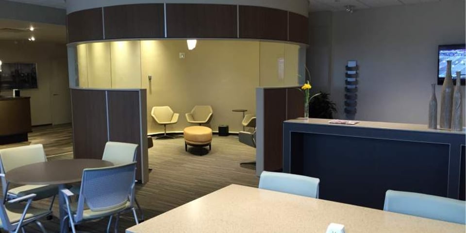 CVG: The Club CVG Comentarios y fotos - Terminal Principal, Vestíbulo A ...