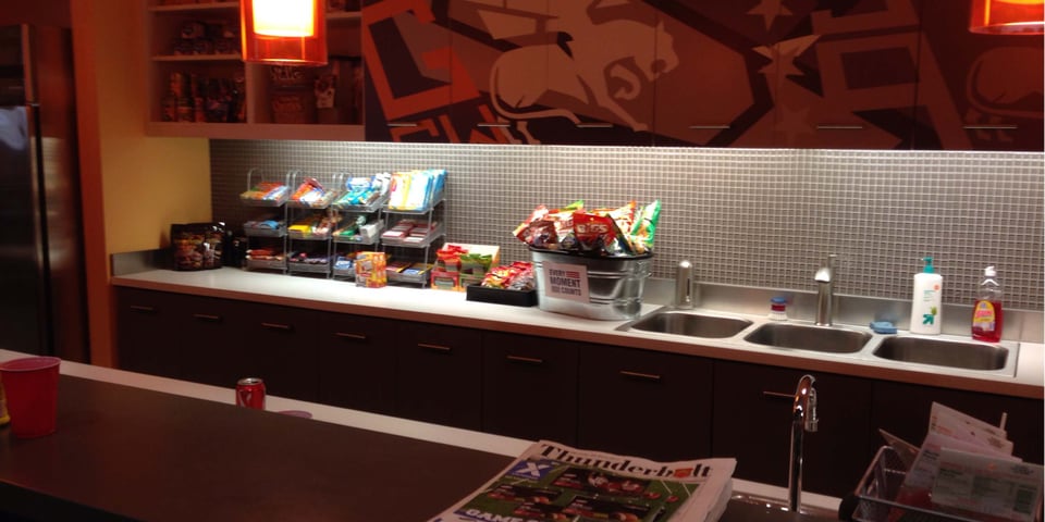 PHX: USO Lounge Reviews & Photos - Terminal 4, Phoenix Sky Harbor ...
